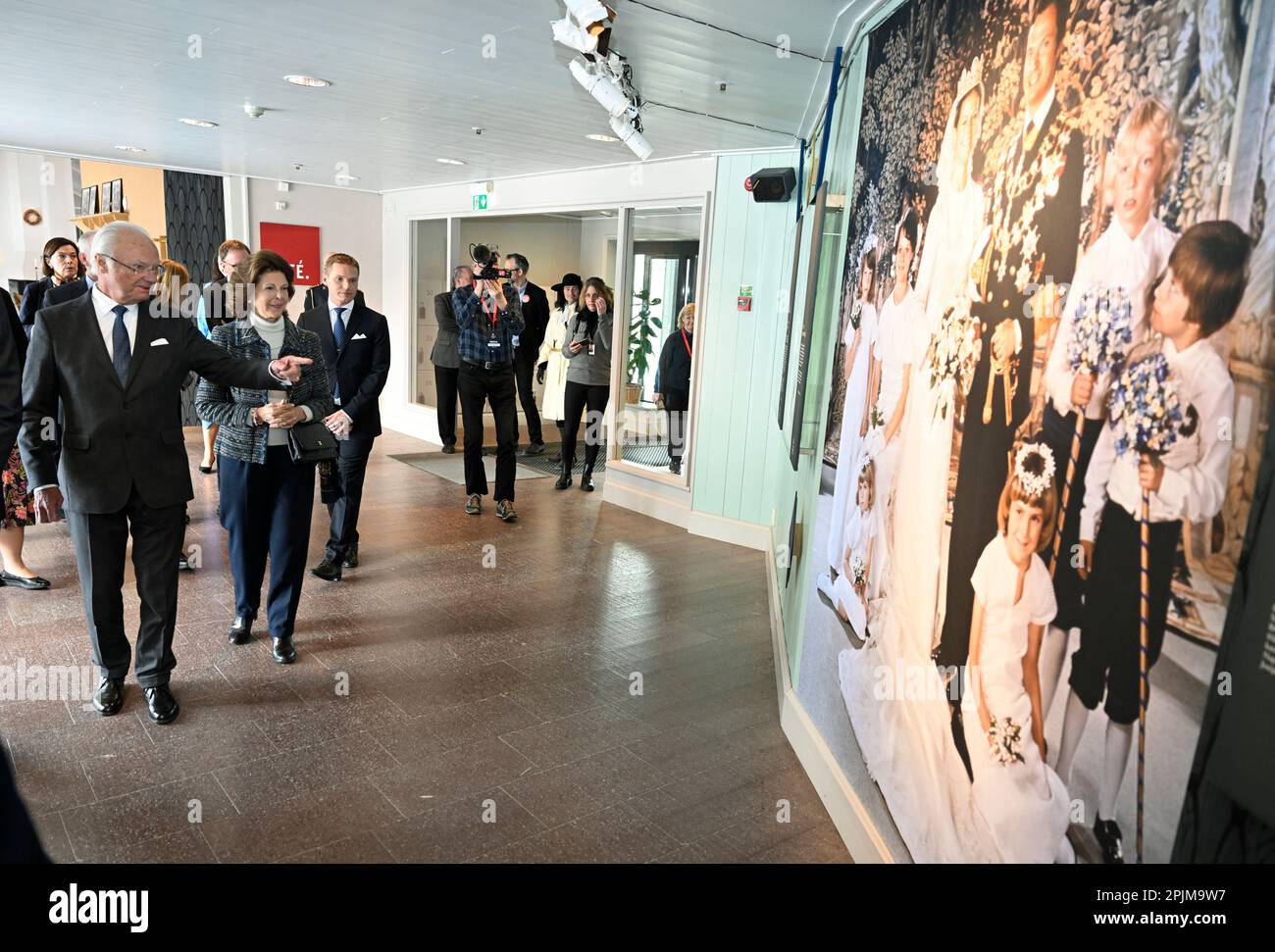 Sweden's King Carl XVI Gustaf and Queen Silvia visit the photo ...