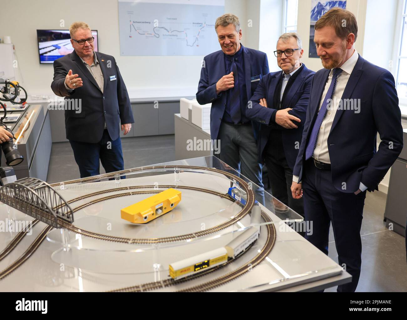 03 April 2023, Saxony, Annaberg-Buchholz: Michael Kretschmer (CDU, r ...