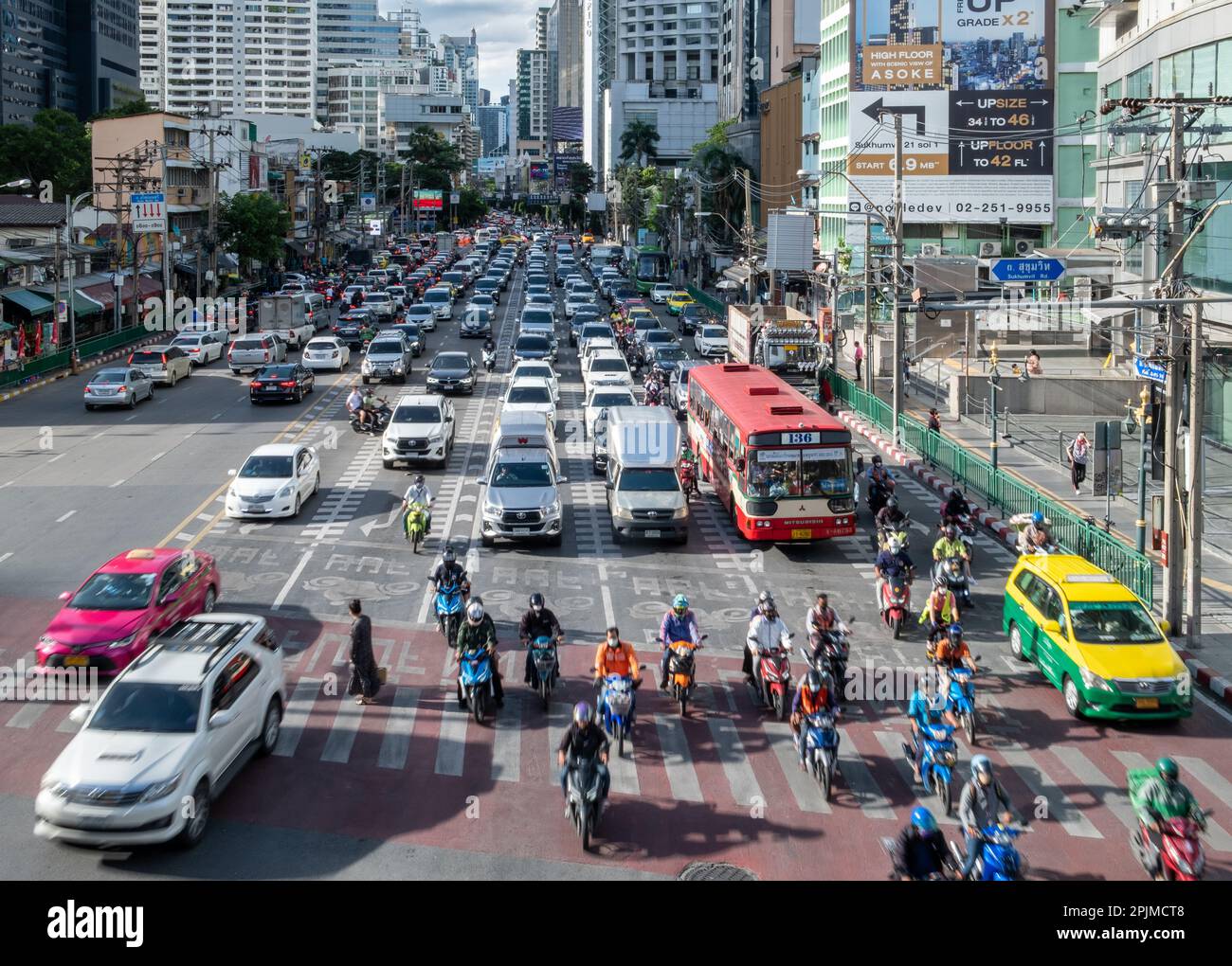 Traffic in the Asok (Asoke) neighbourhood in Bangkok Stock Photo - Alamy