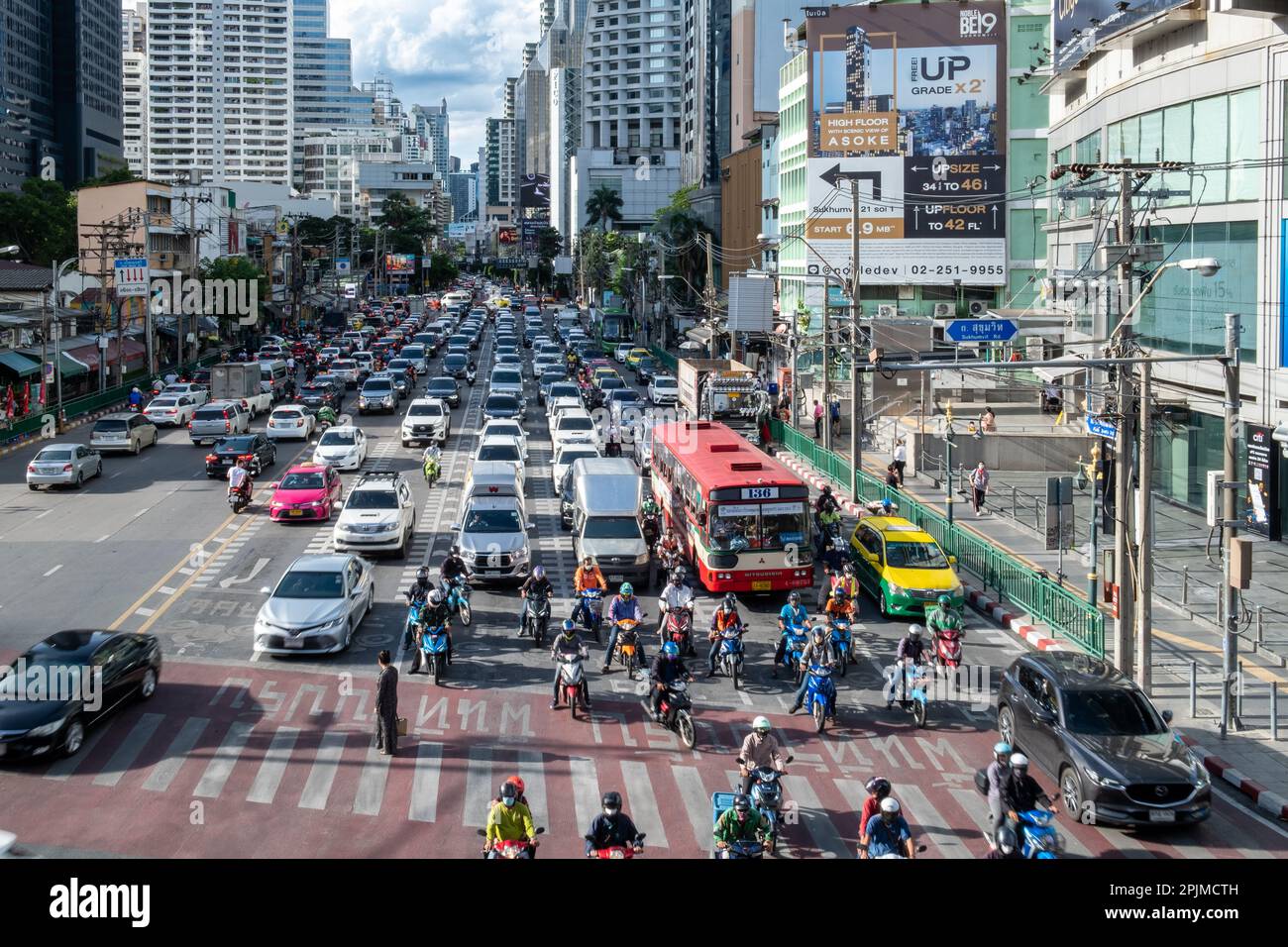 Traffic in the Asok (Asoke) neighbourhood in Bangkok Stock Photo - Alamy