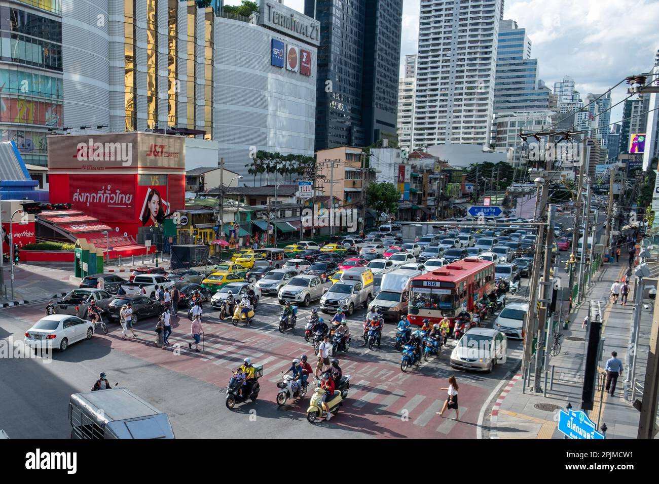 Traffic in the Asok (Asoke) neighbourhood in Bangkok Stock Photo - Alamy