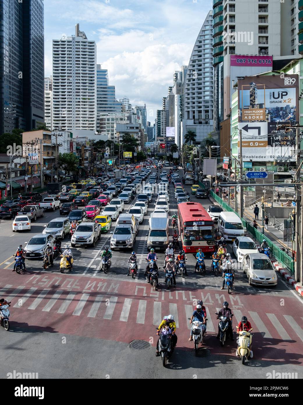 Traffic in the Asok (Asoke) neighbourhood in Bangkok Stock Photo - Alamy