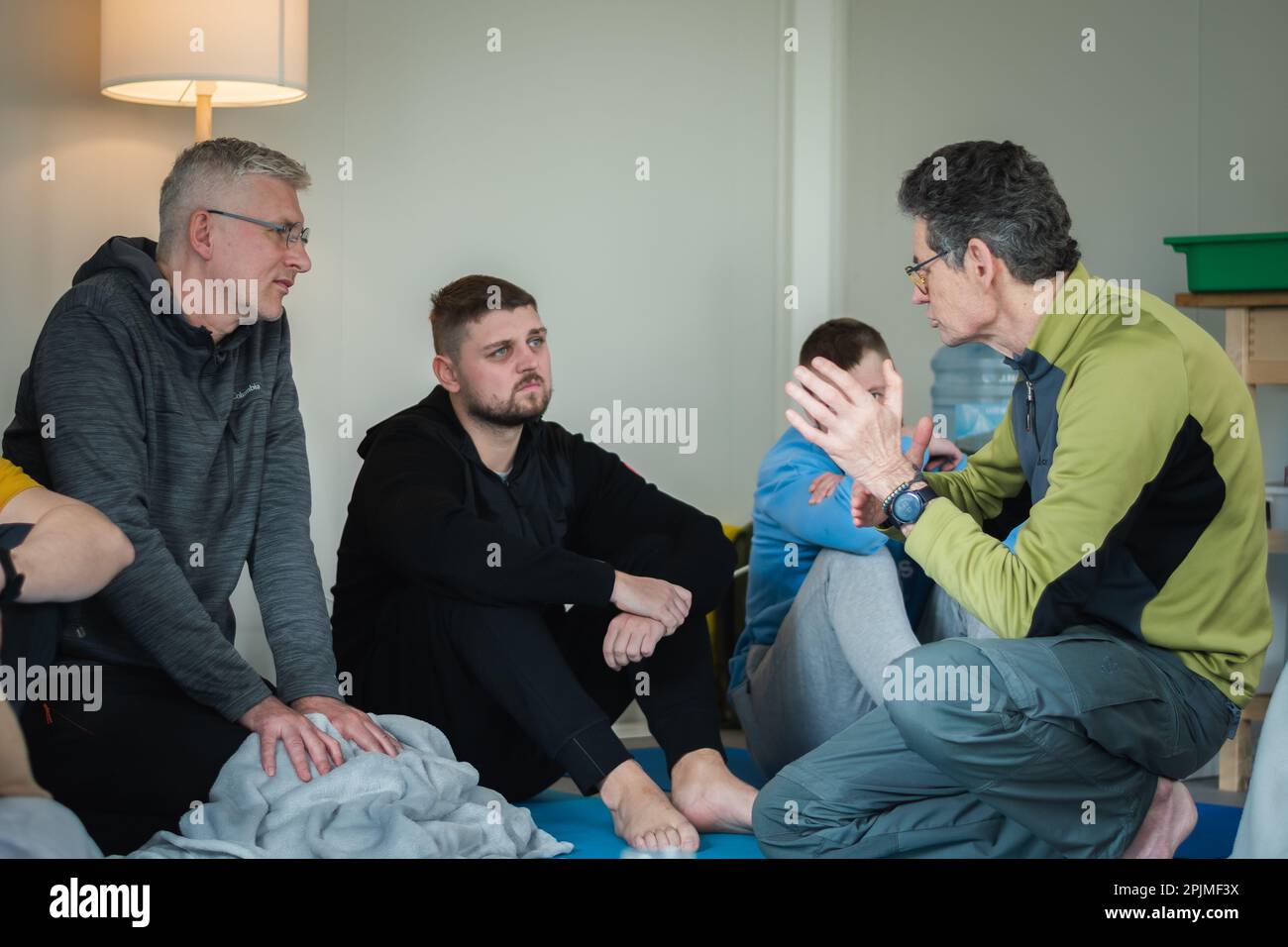 Team building hi-res stock photography and images - Alamy