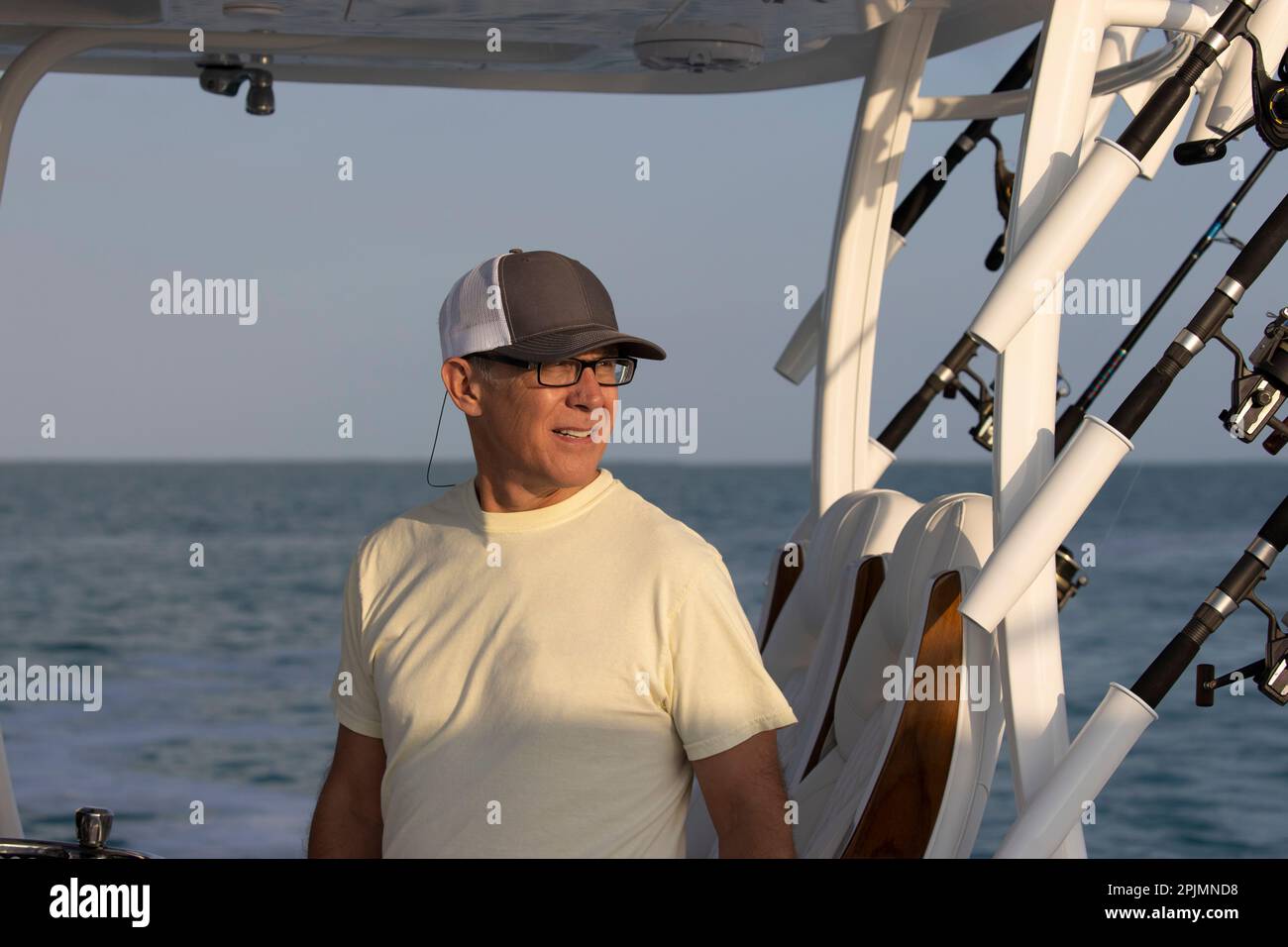 Man looking ocean hi-res stock photography and images - Alamy