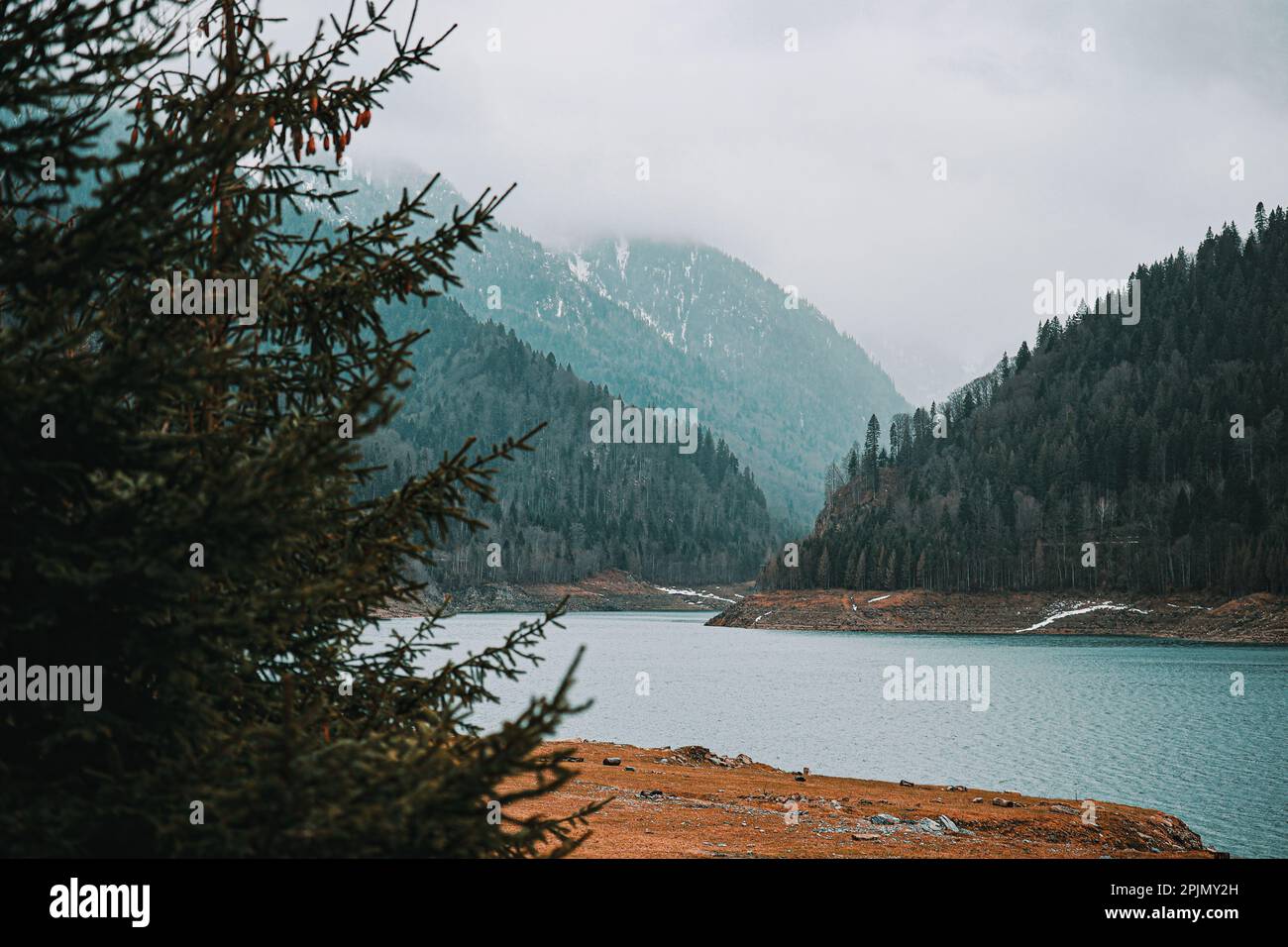 Mountains meet the water hi-res stock photography and images - Alamy
