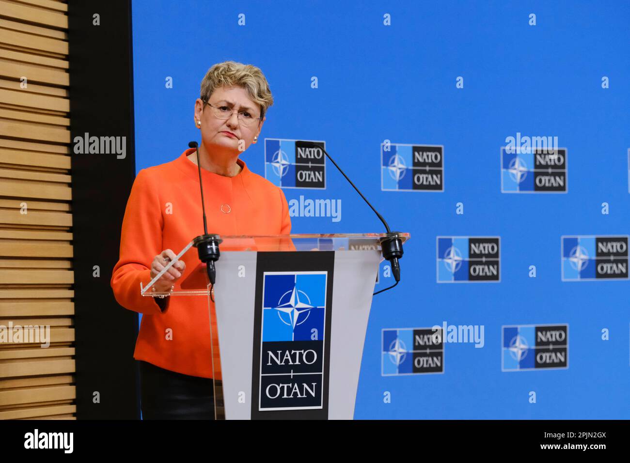 Nato spokesperson oana lungescu hi-res stock photography and images - Alamy