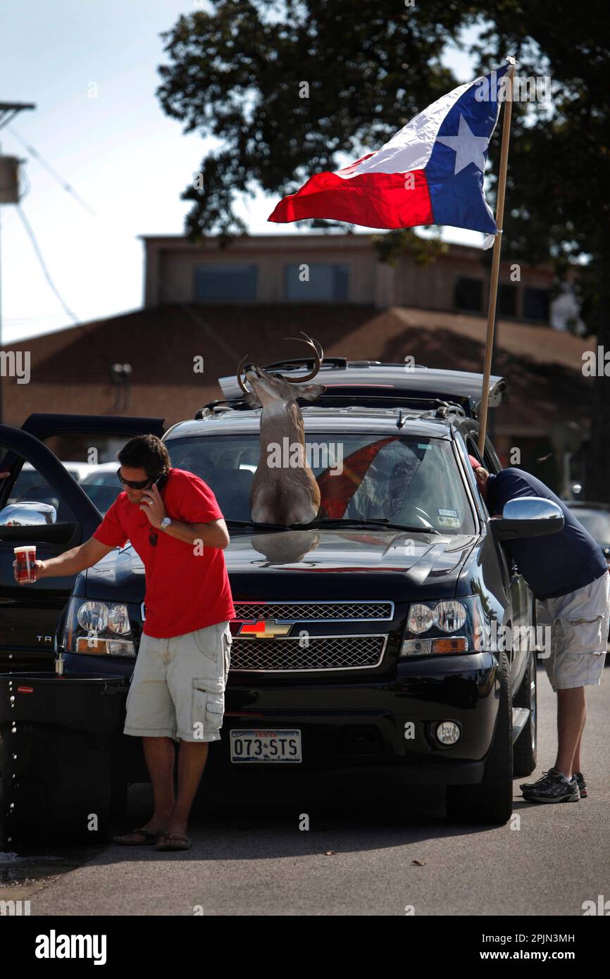 Mark Busch (left) and Jason Shanfield of Dallas prepare to tailgate ...