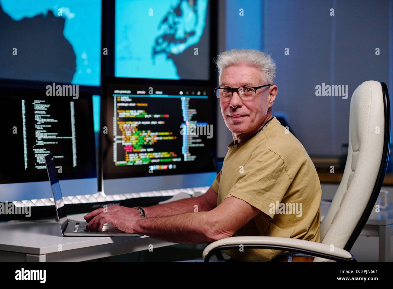 Experienced programmer hi-res stock photography and images - Alamy