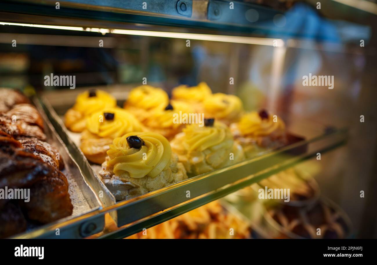 Pastries on display hi-res stock photography and images - Alamy