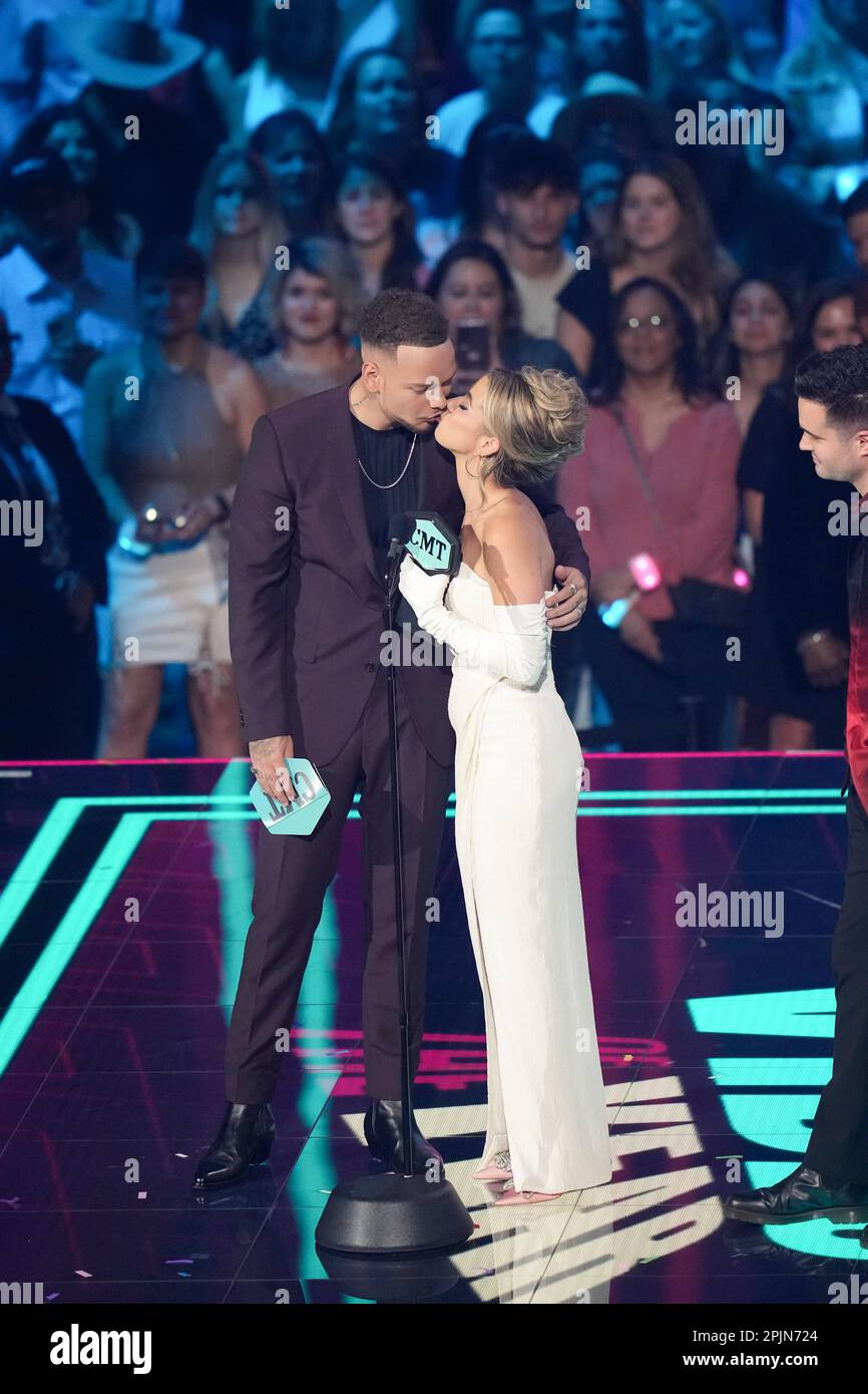 Award winners singers KANE BROWN (l) and wife KAITLYN BROWN onstage at ...
