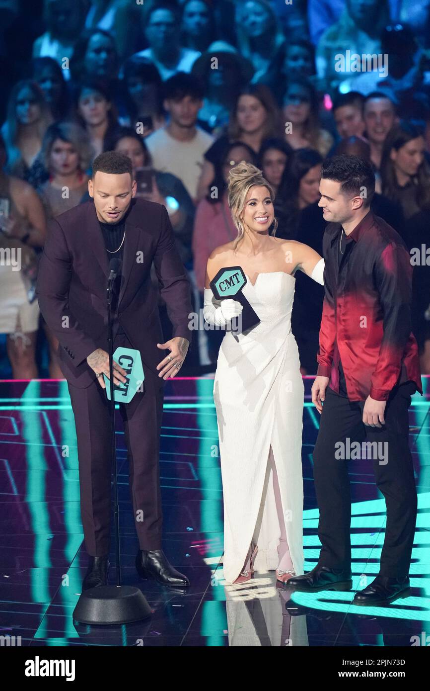 Award winners singers KANE BROWN (l) and wife KAITLYN BROWN onstage at ...
