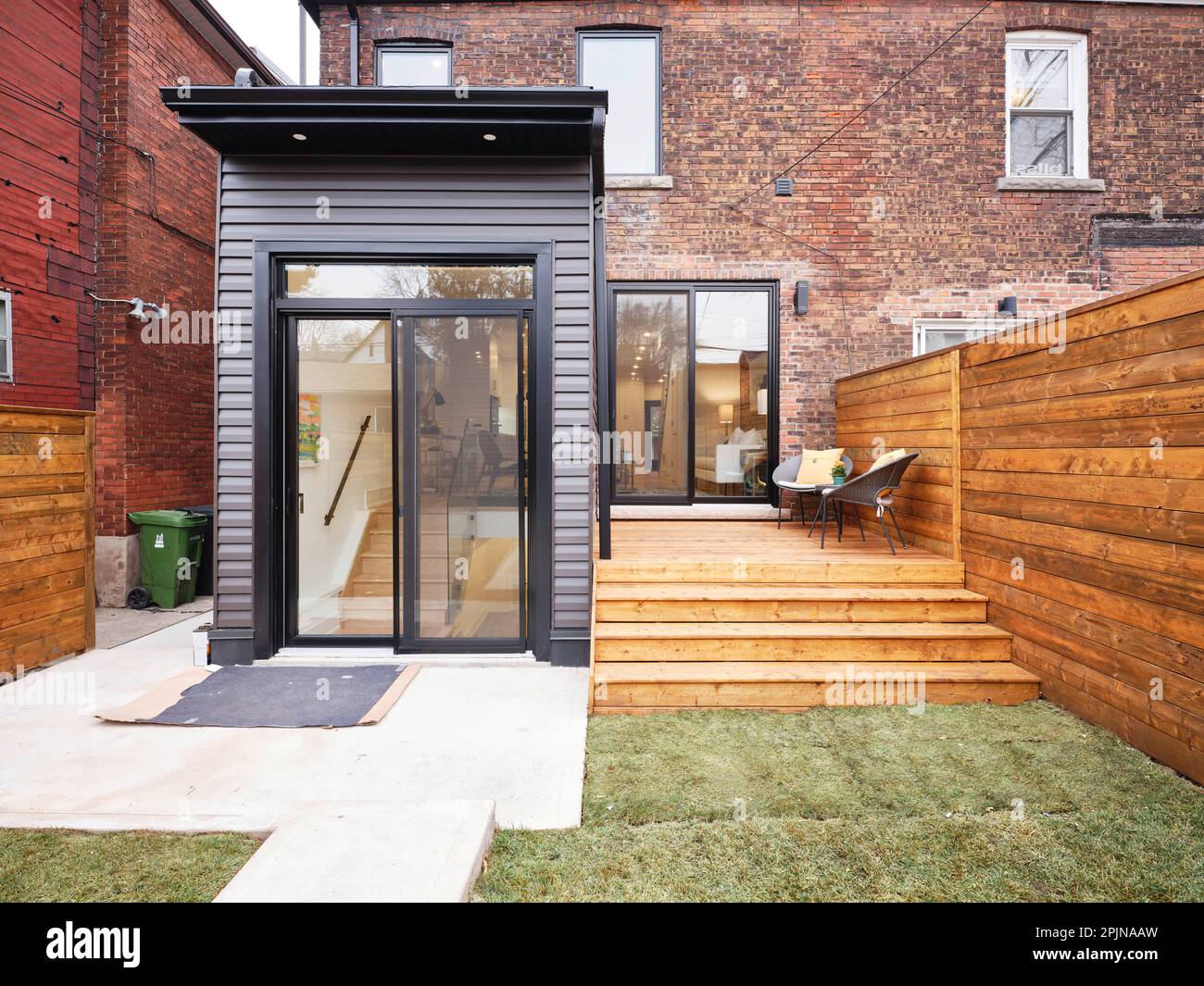 Toronto real estate construction hi-res stock photography and images ...