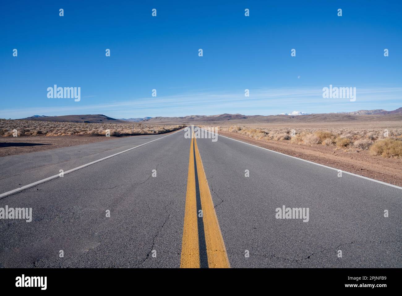 Open stretch of desert highway Stock Photo - Alamy