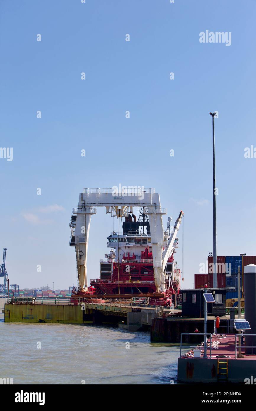 Anchor handling vessel hi-res stock photography and images - Alamy