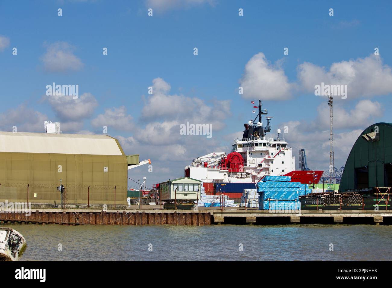 Anchor handling vessel hi-res stock photography and images - Alamy
