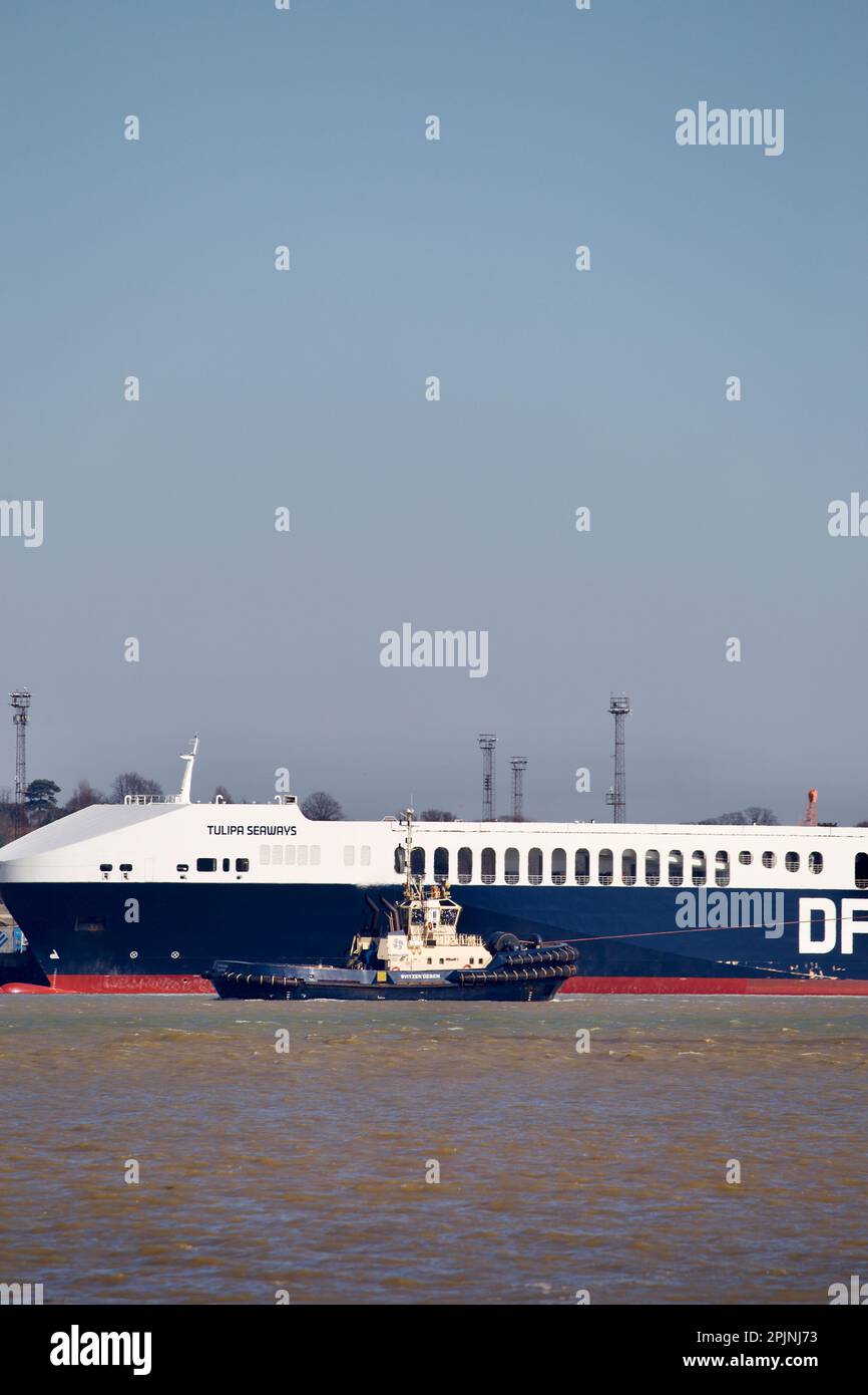 Tugboat Svitzer Deben assisting a container ship at the Port of ...