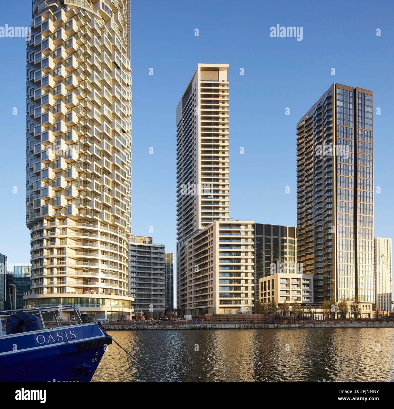 View across the dock towards Canary Wharf's new residential dwellings ...