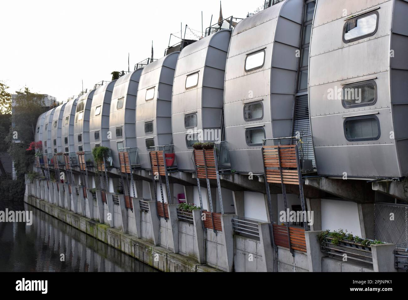 Grand Union Walk - modern housing development beside Grand Union Canal ...