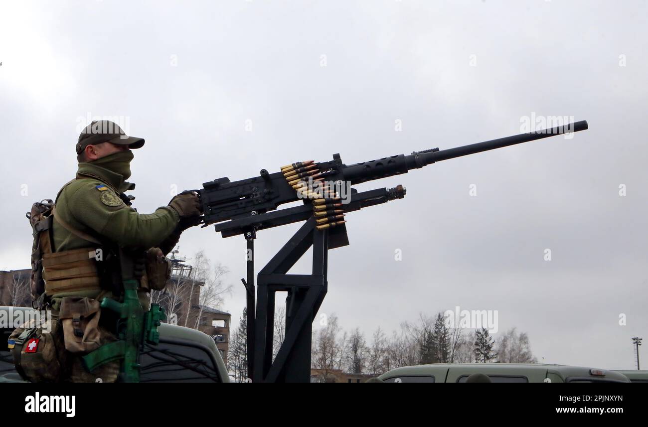Non Exclusive: HOSTOMEL, UKRAINE - APRIL 1, 2023 - A serviceman stands ...