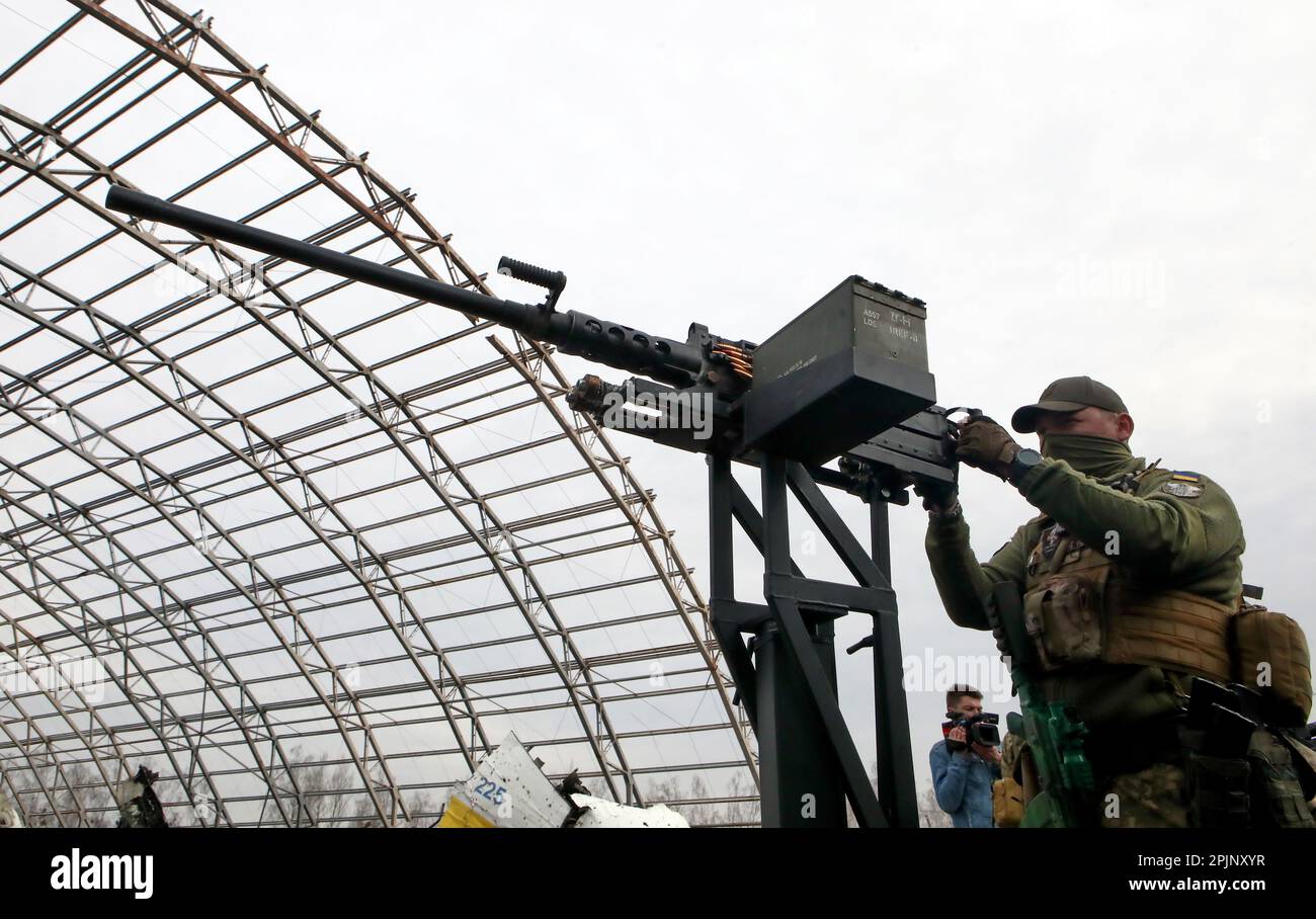 Non Exclusive: HOSTOMEL, UKRAINE - APRIL 1, 2023 - A serviceman stands ...