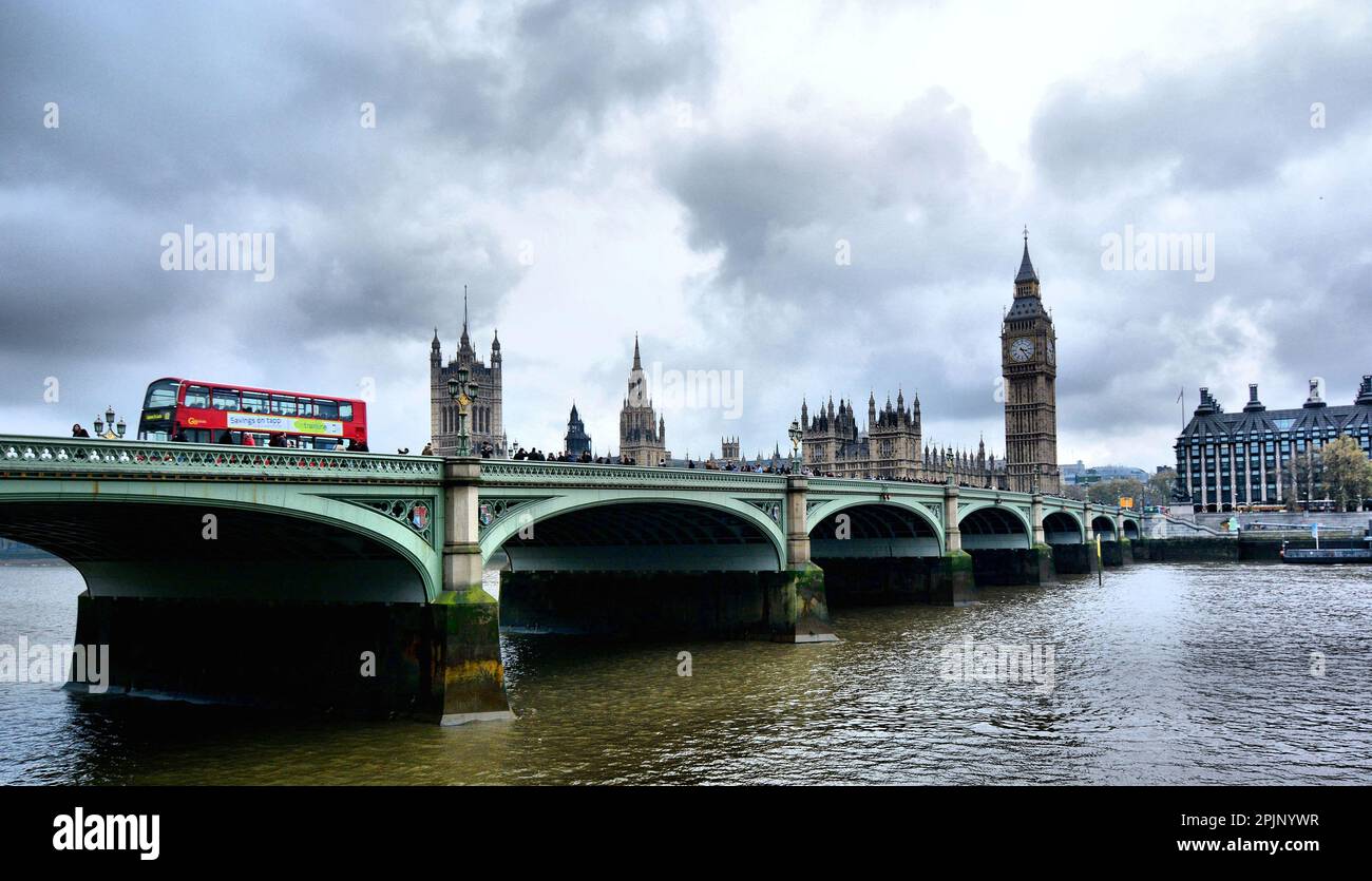 London bridge red arches hi-res stock photography and images - Alamy