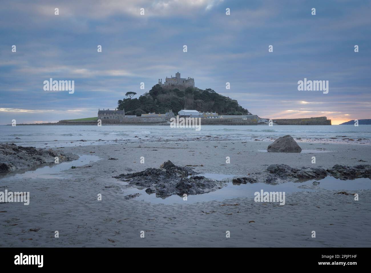 Sunset at magnificent St. Michael's Mount, Kernow Stock Photo - Alamy