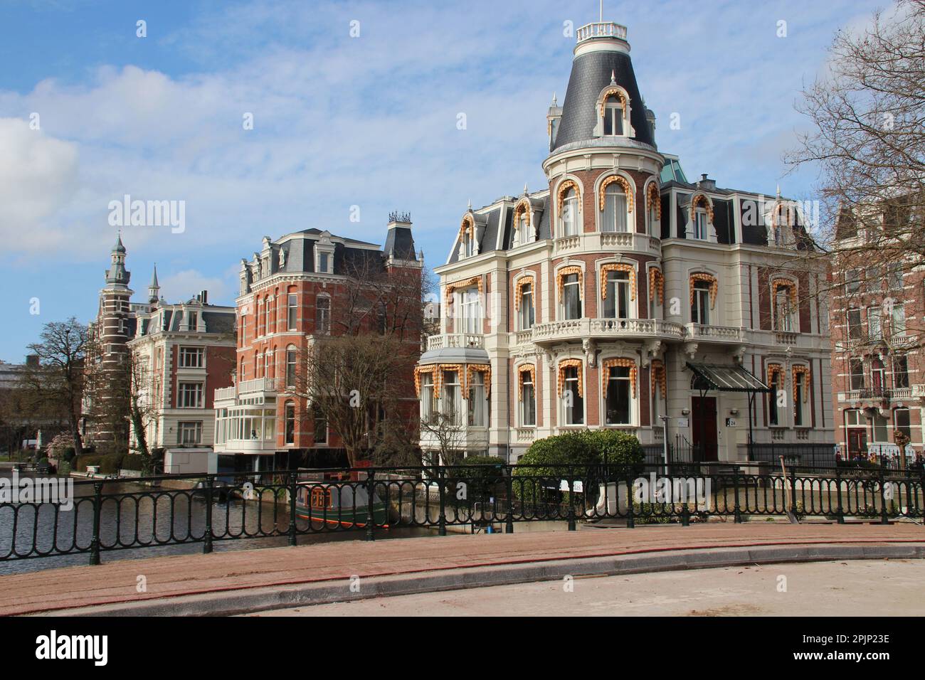 Canal villas in amsterdam hi-res stock photography and images - Alamy