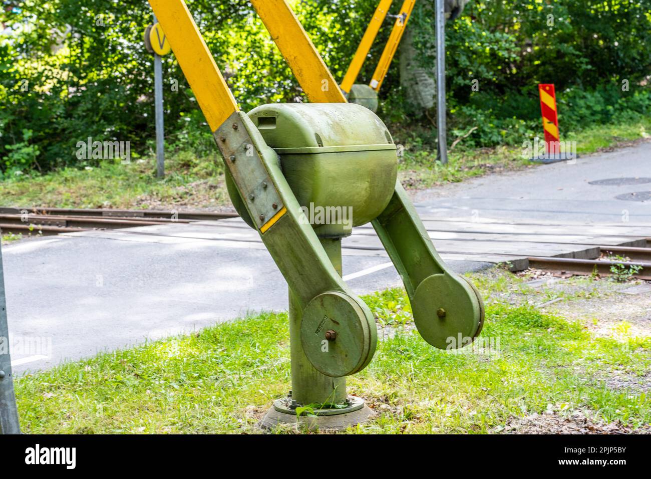 Gate closing at a railway level crossing Stock Photo - Alamy