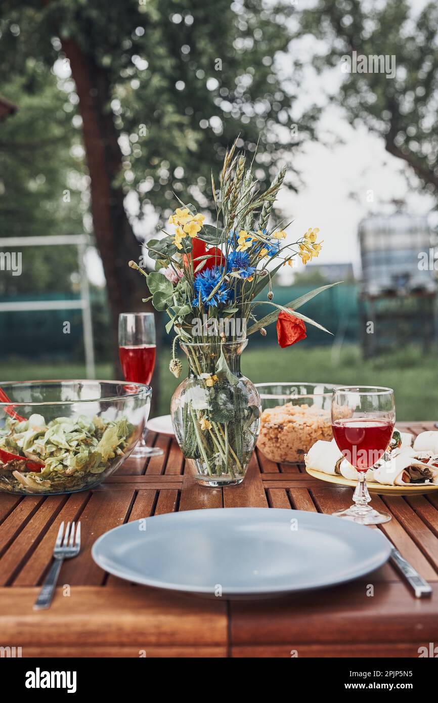 Garden setting up barbecue hi-res stock photography and images - Alamy