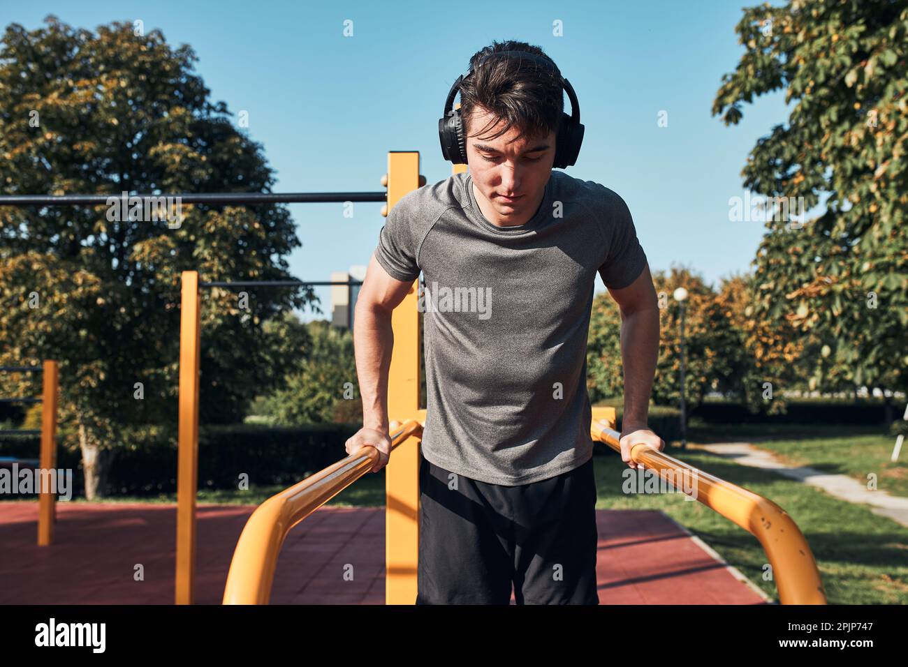 Doing dips on parallel bars hi-res stock photography and images - Alamy