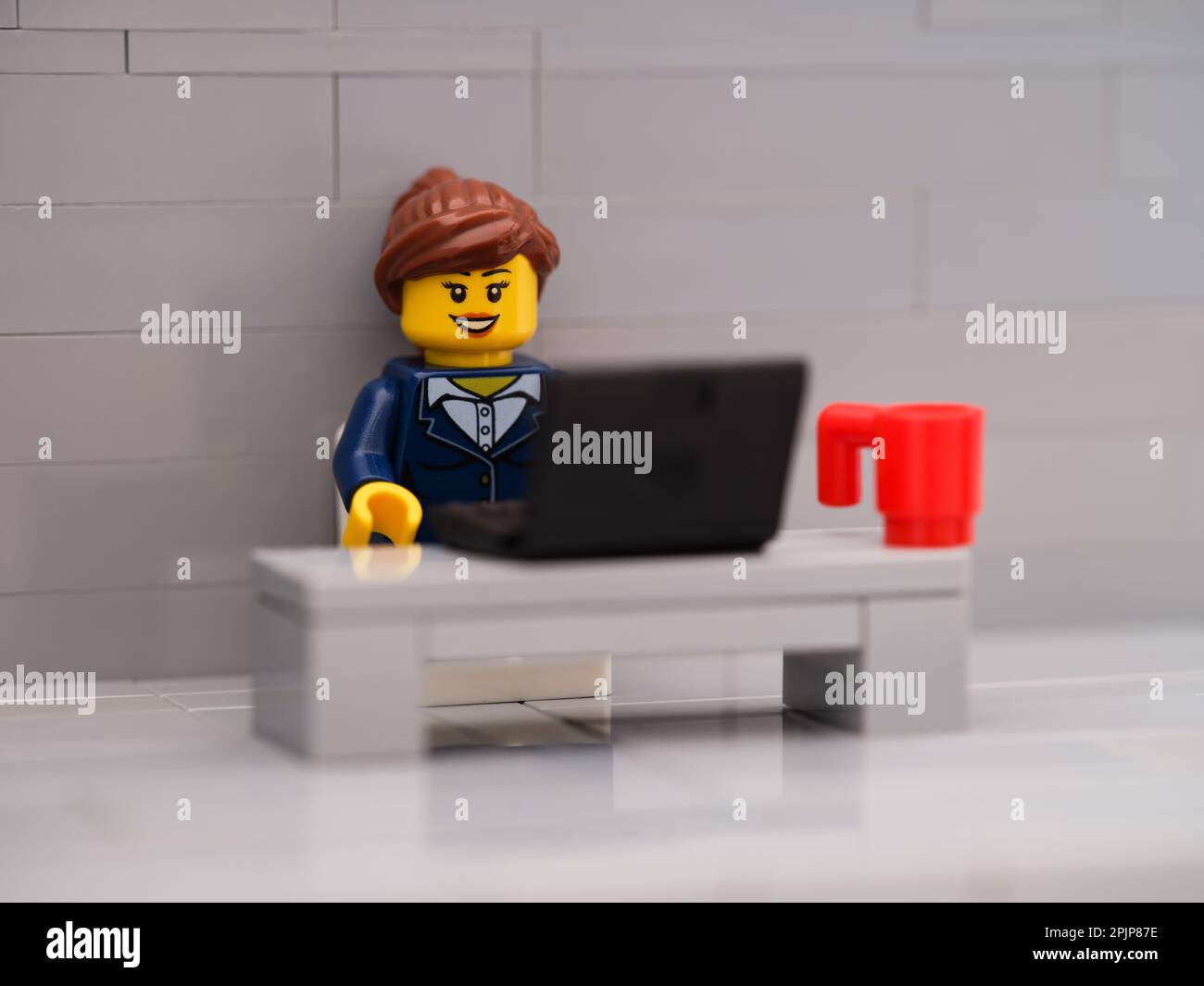 Working behind a desk hi-res stock photography and images - Alamy