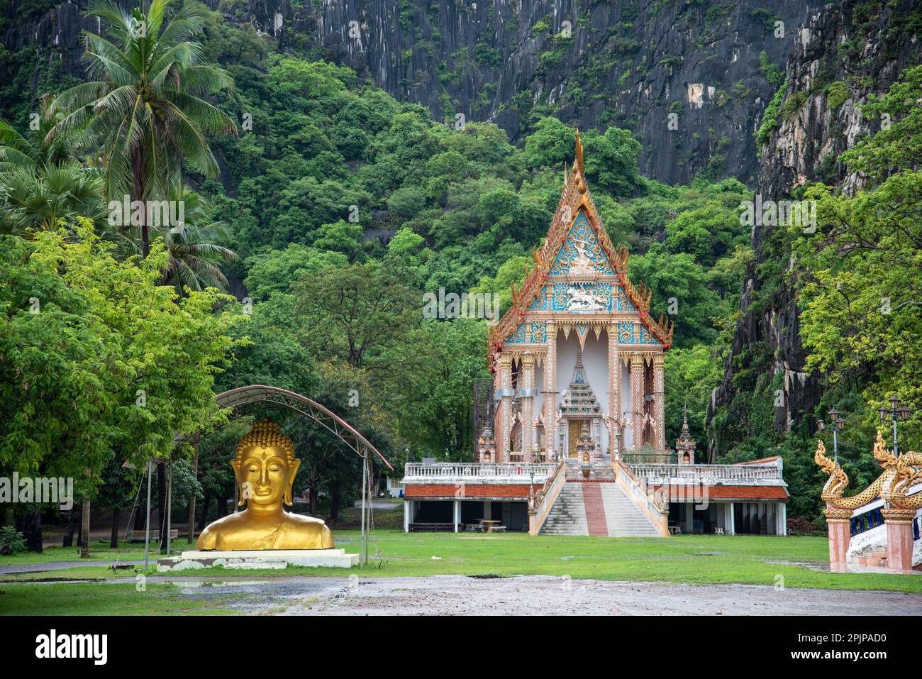 Wat khao daeng temple hi-res stock photography and images - Alamy