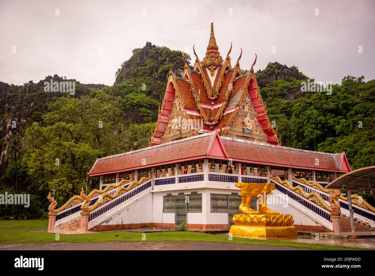 Wat khao daeng temple hi-res stock photography and images - Alamy