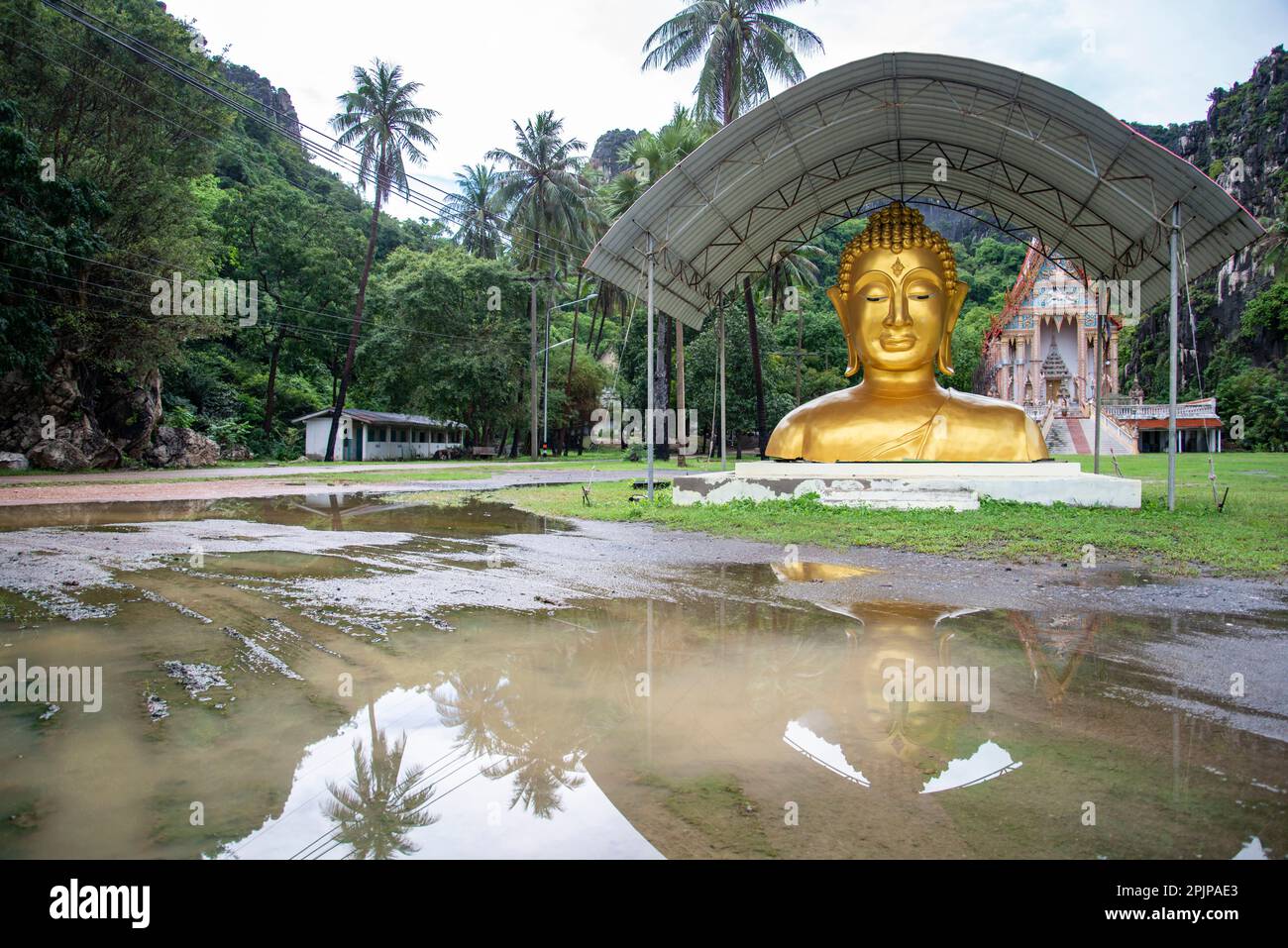 Wat khao daeng temple hi-res stock photography and images - Alamy
