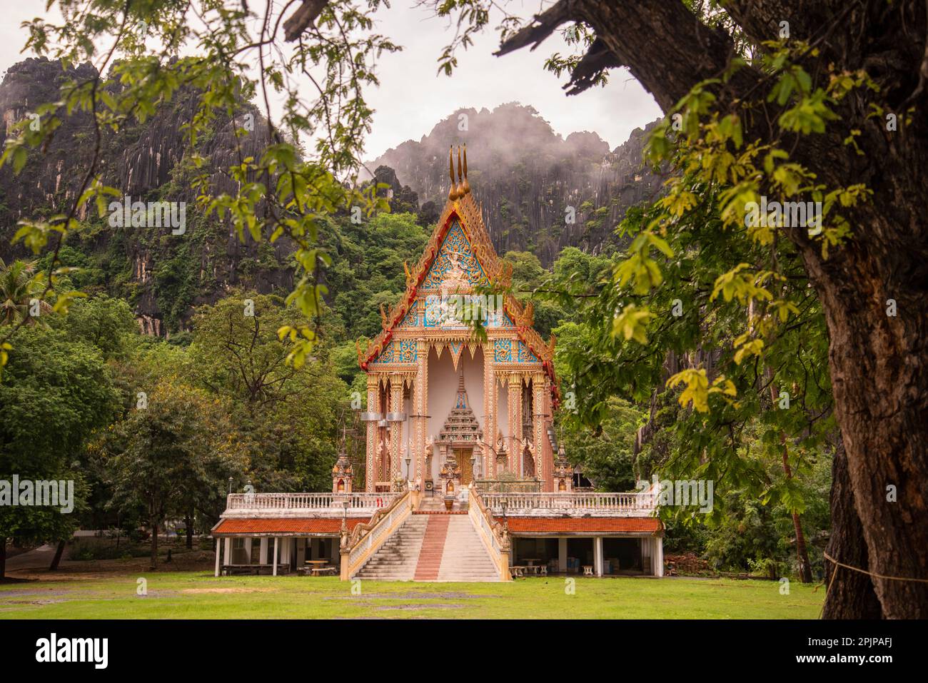 Wat khao daeng temple hi-res stock photography and images - Alamy