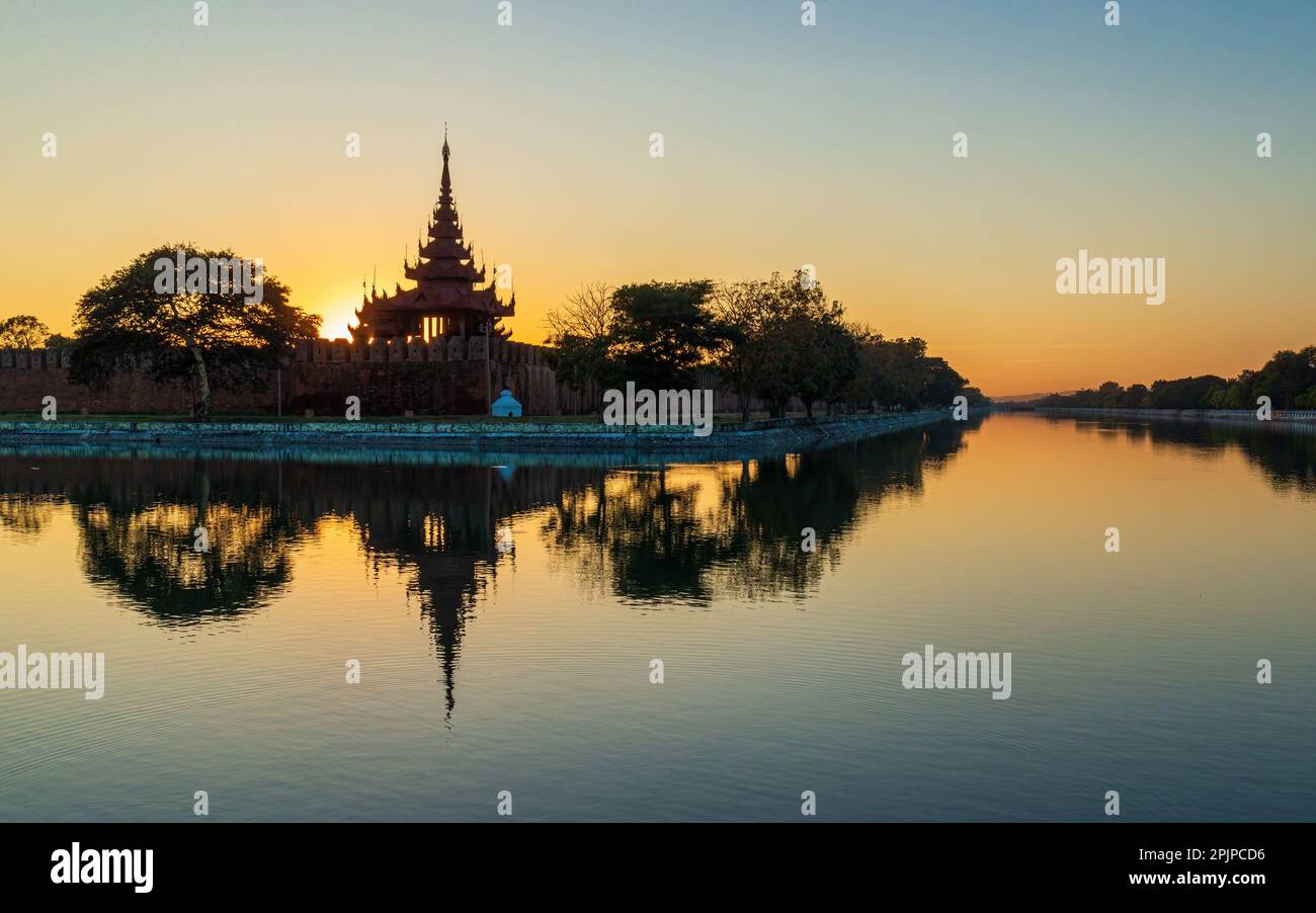 Extraordinary sunset at he Mandalay Moat in Myanmar Stock Photo - Alamy