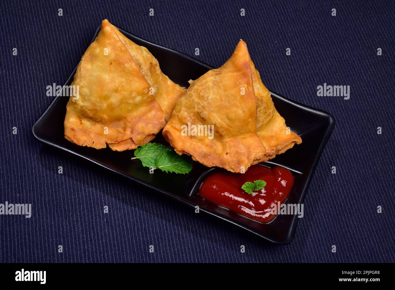 Snack samosa hi-res stock photography and images - Alamy