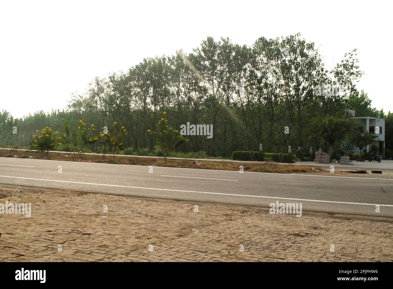 Beautiful empty road hi-res stock photography and images - Alamy