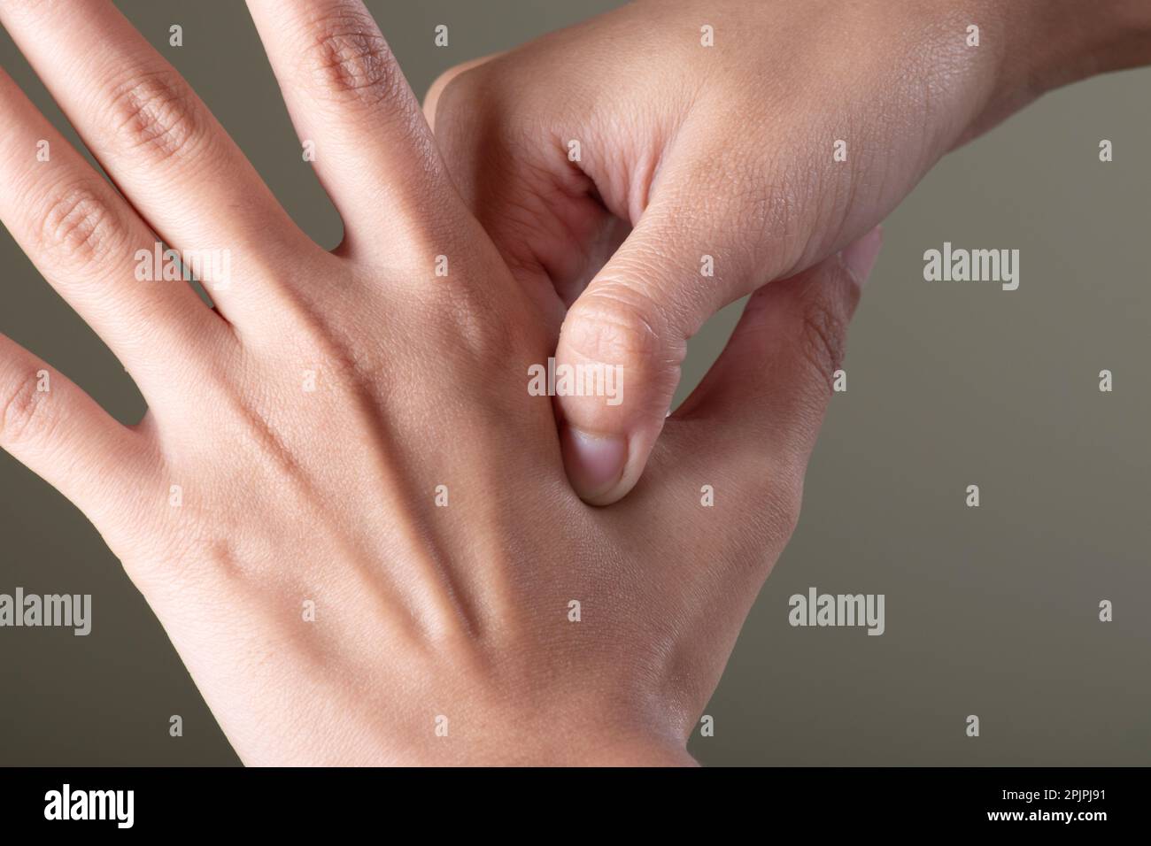 Acupressure hand hi-res stock photography and images - Alamy