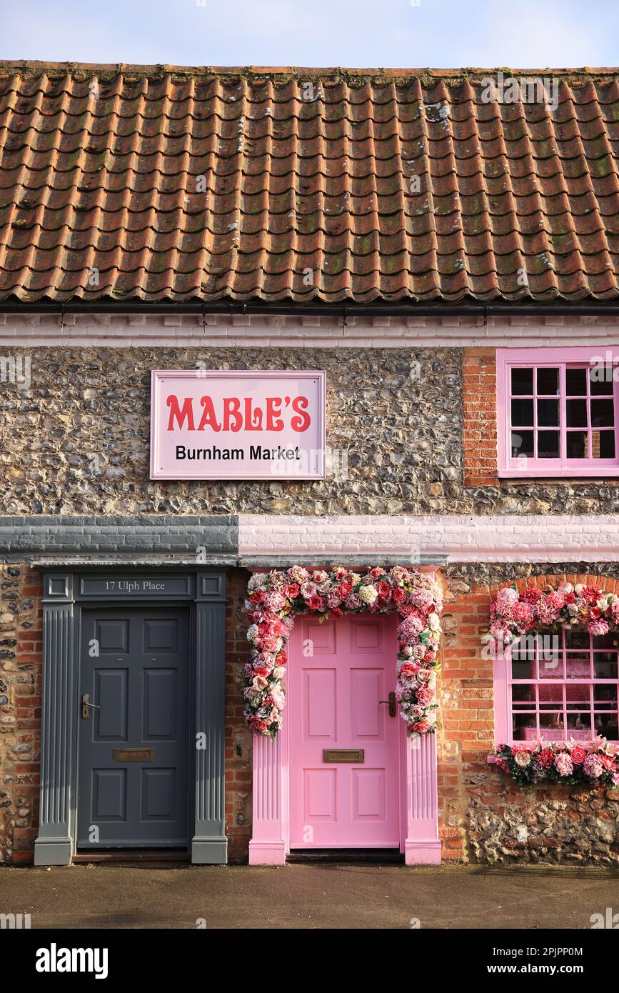 Mable's sweet shop & Jeremy Barlow Fine Art in winter sunshine in ...