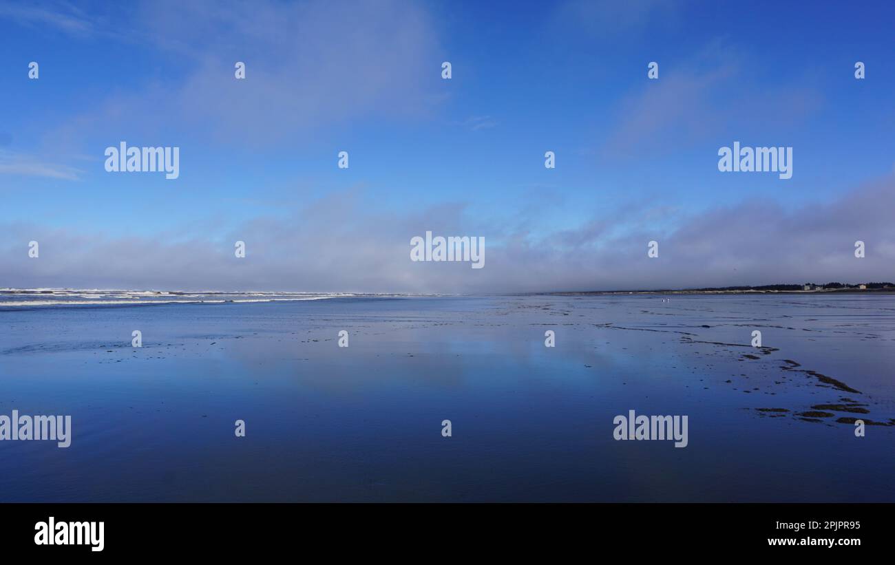 Reflection of Clouds in Horizon Stock Photo - Alamy