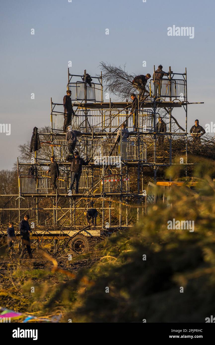 HOLTEN - 03/04/2023, Easter fire builders at work in the hamlet of ...
