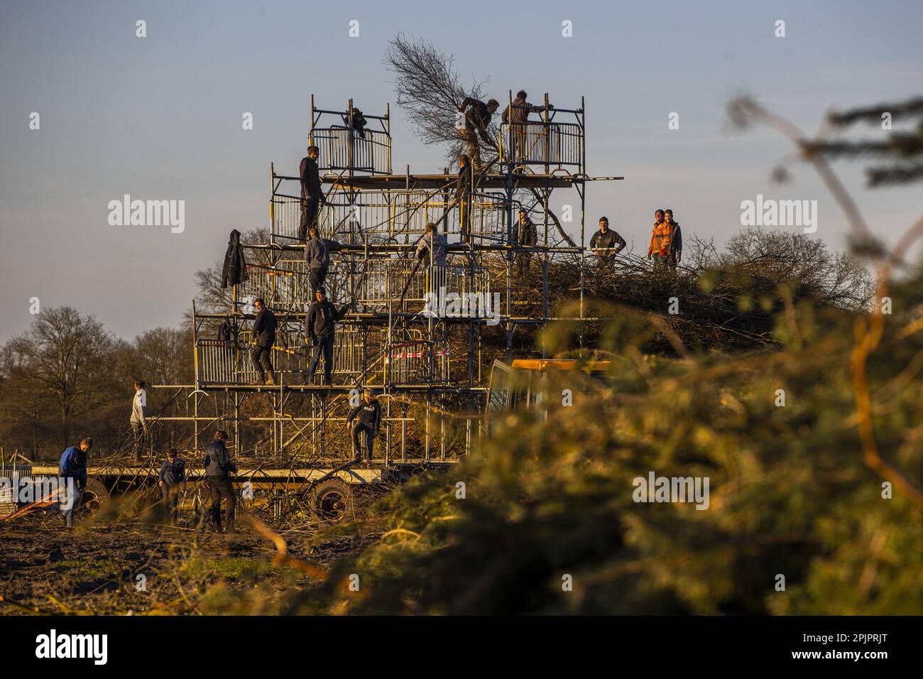 HOLTEN - 03/04/2023, Easter fire builders at work in the hamlet of ...