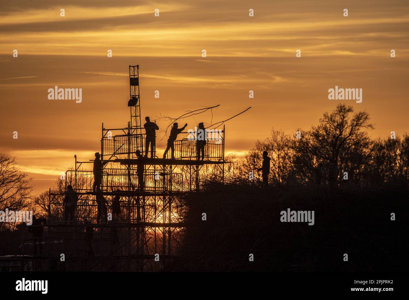 HOLTEN - 03/04/2023, Easter fire builders at work in the hamlet of ...