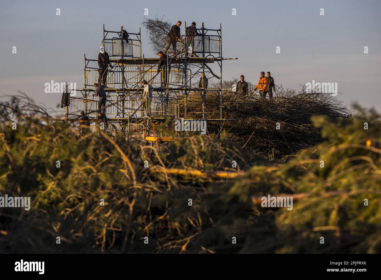 HOLTEN - 03/04/2023, Easter fire builders at work in the hamlet of ...