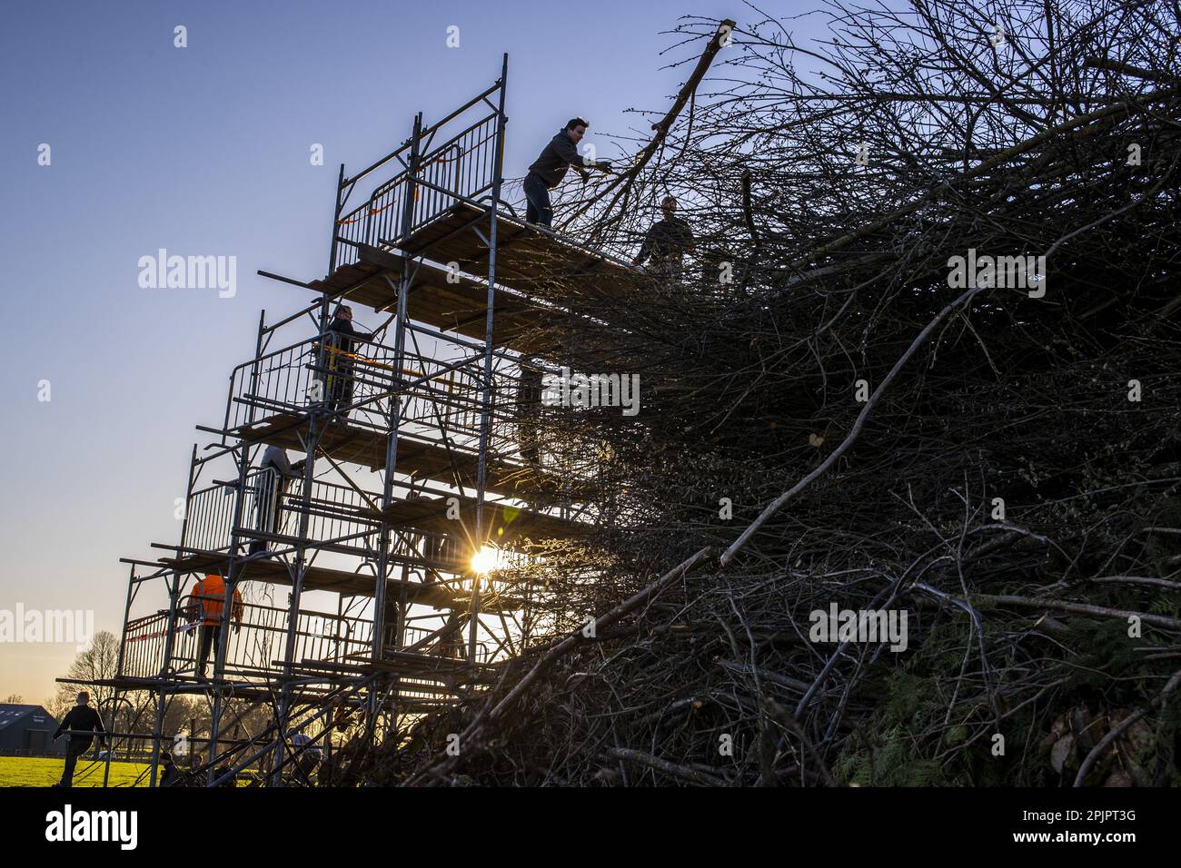 HOLTEN - 03/04/2023, Easter fire builders at work in the hamlet of ...