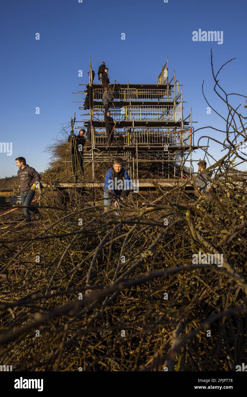 HOLTEN - 03/04/2023, Easter fire builders at work in the hamlet of ...