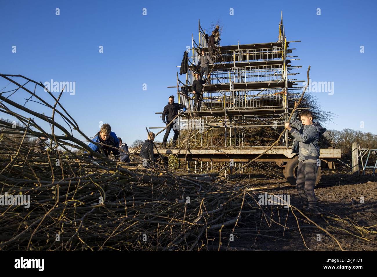 HOLTEN - 03/04/2023, Easter fire builders at work in the hamlet of ...
