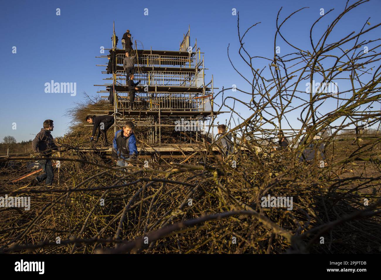 HOLTEN - 03/04/2023, Easter fire builders at work in the hamlet of ...