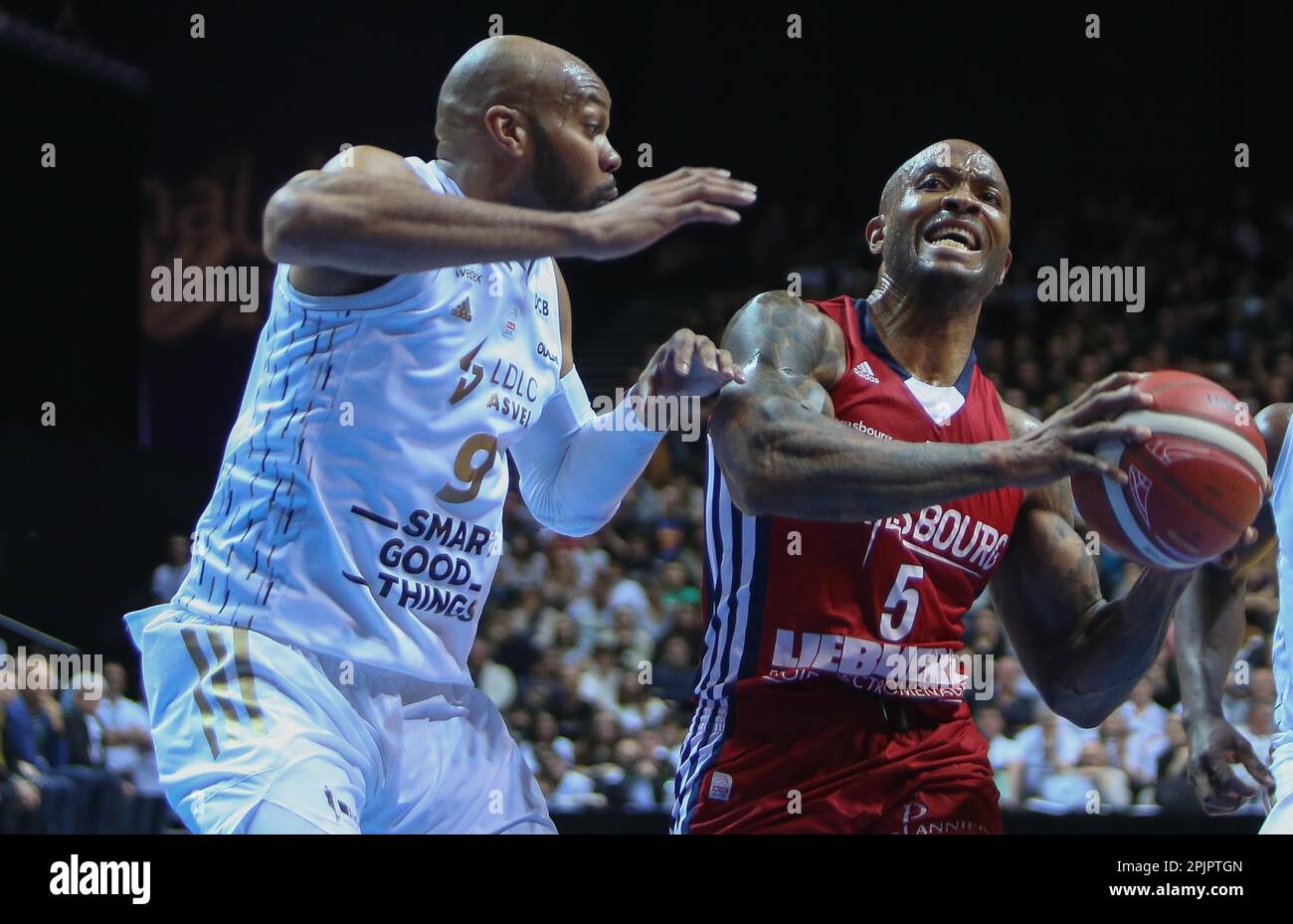 Ike UDANOH of SIG Strasbourg and Alex TYUS of LDLC ASVEL during the ...